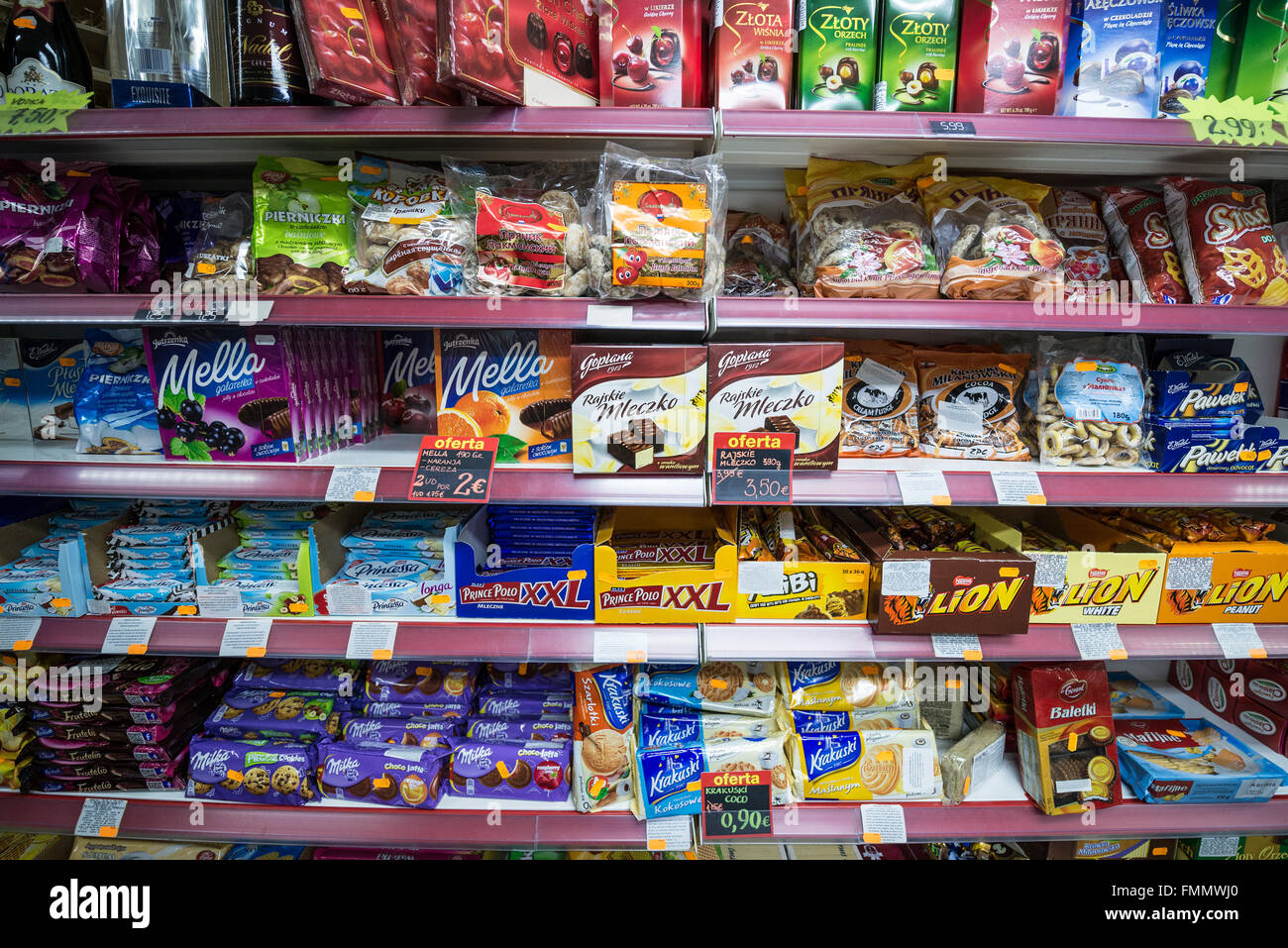 Candy bars grocery store hi-res stock photography and images - Alamy