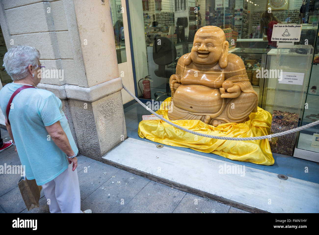 1420 kg Jade Buddha statue in a jeweller strore in Gothic Quarter ...