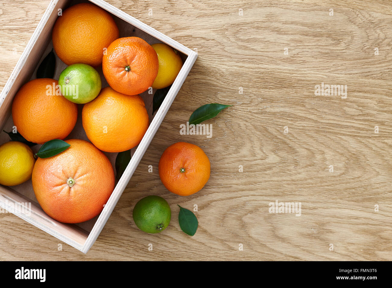 Fresh citrus fruits in a box Stock Photo - Alamy