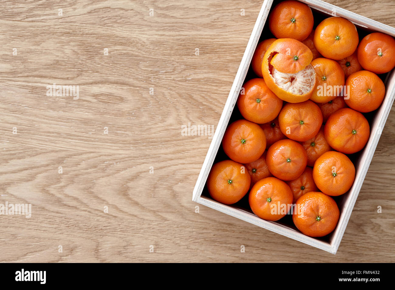 Fresh mandarines box Stock Photo - Alamy