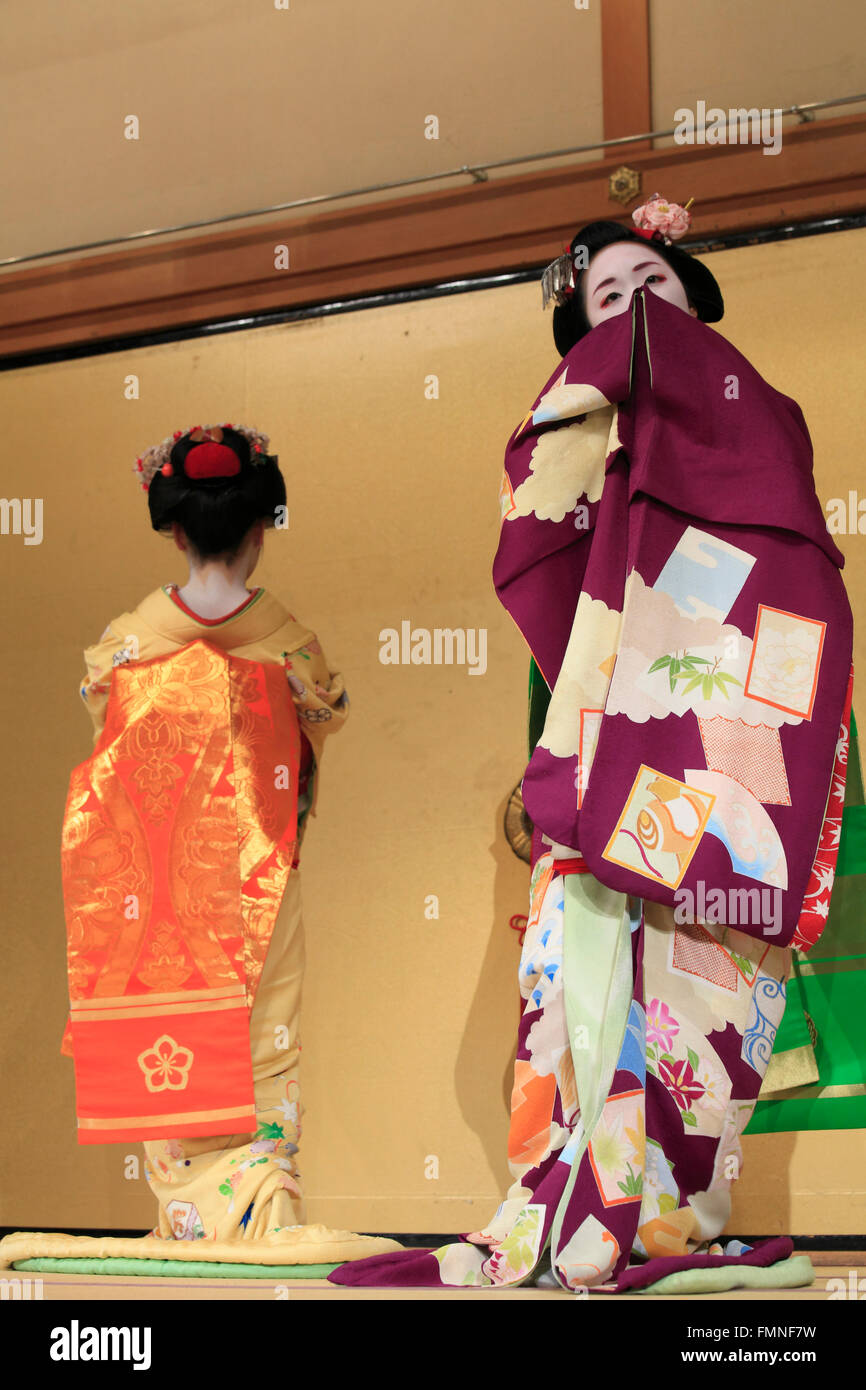Maiko dancers hi-res stock photography and images - Alamy