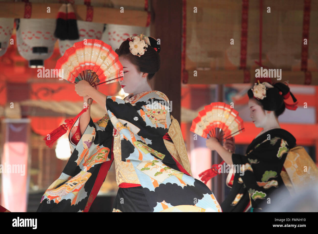 Maiko dancers hi-res stock photography and images - Alamy