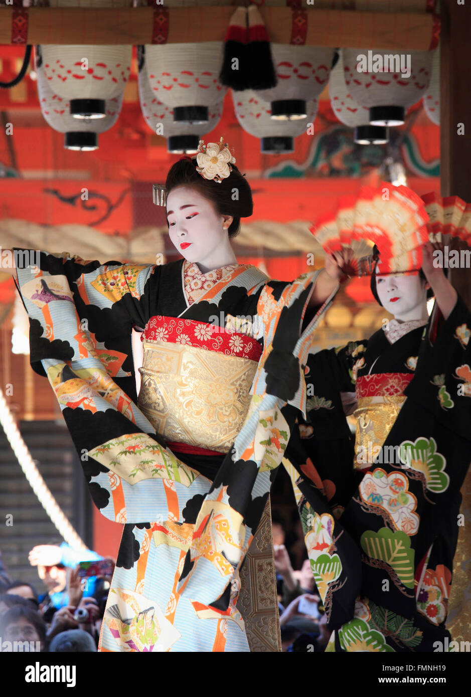 Maiko dancers hi-res stock photography and images - Alamy