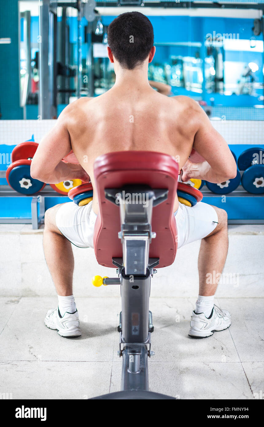 Back view of a stong man ready to lifting weights in the gym Stock ...