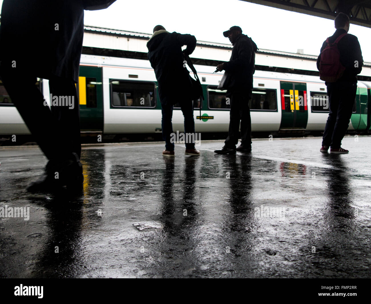 Commuters in a hurry hi-res stock photography and images - Alamy