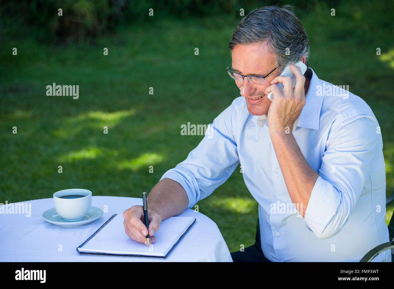 Man taking notes outside hi-res stock photography and images - Alamy