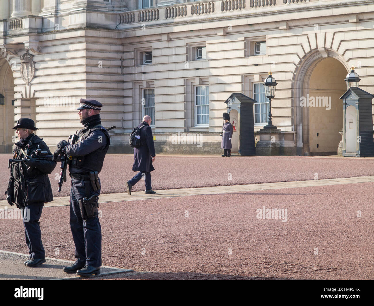 Armed police at Buckingham Palace Stock Photo - Alamy