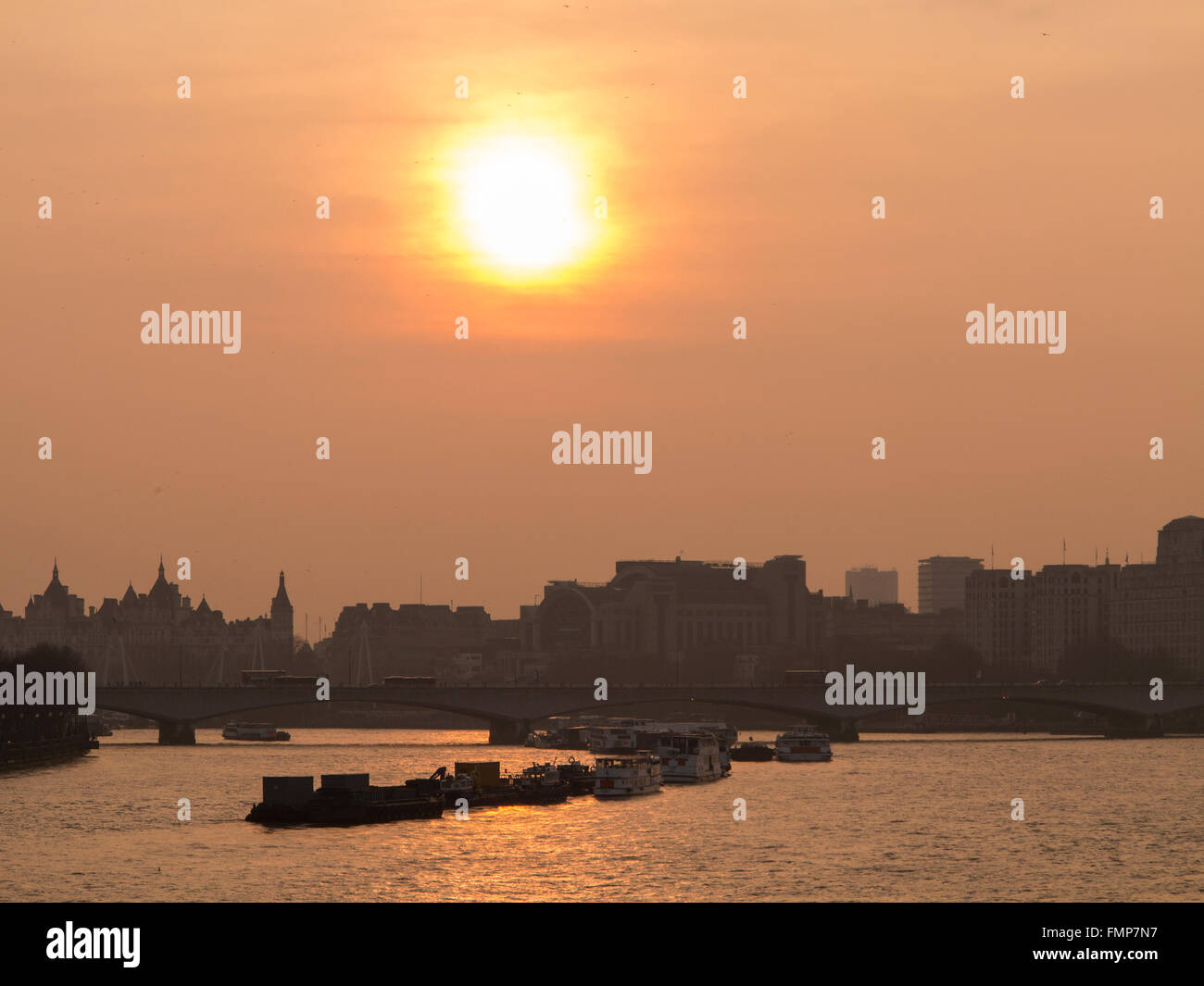 Dusk shots of the River Thames Stock Photo - Alamy