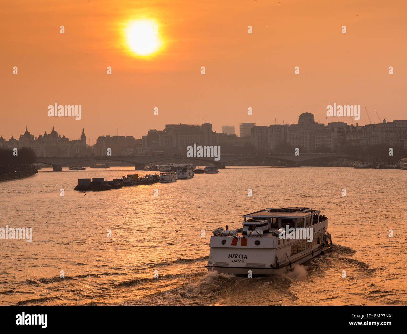 Dusk shots of the River Thames Stock Photo - Alamy