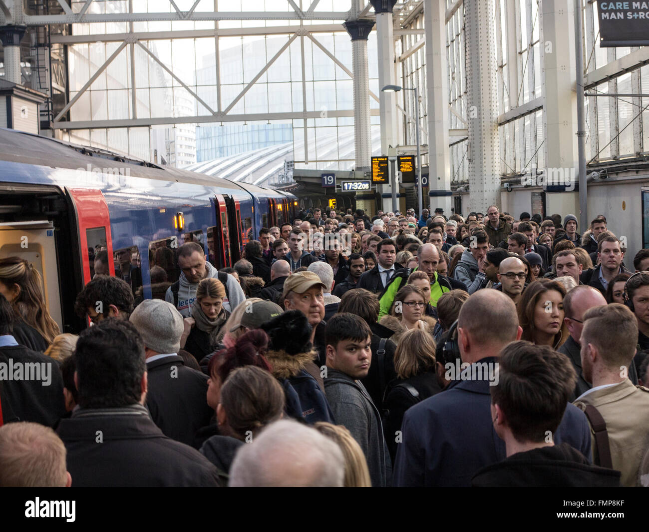 Rush hour on Waterloo Station Stock Photo - Alamy
