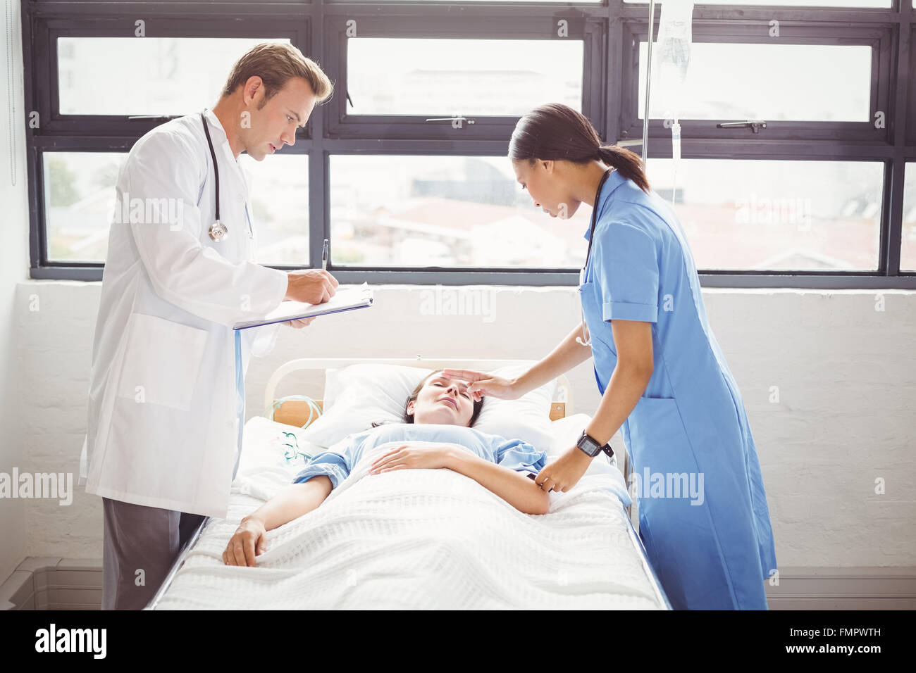 Patient observing nurse hi-res stock photography and images - Alamy