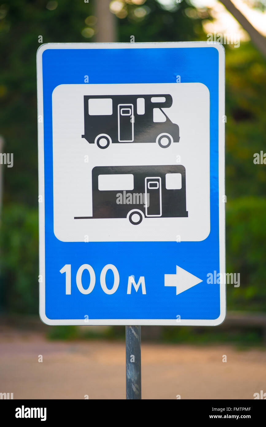 Camp camping sign direction hi-res stock photography and images - Alamy