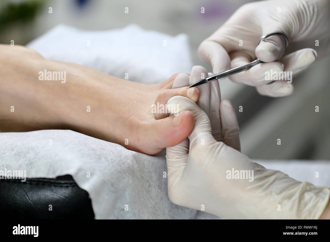 Feminine hand scissors hi-res stock photography and images - Alamy