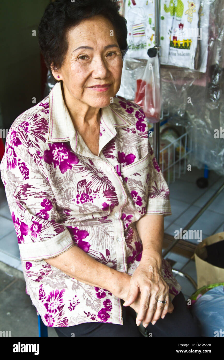 Older woman thai street hi-res stock photography and images - Alamy
