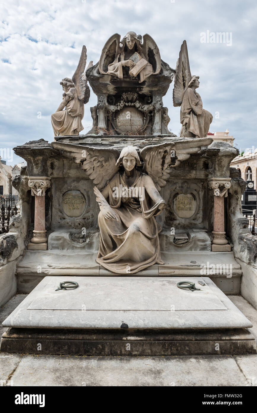 grave sculpture at Poblenou Cemetery - Cementiri de l'Est (East ...