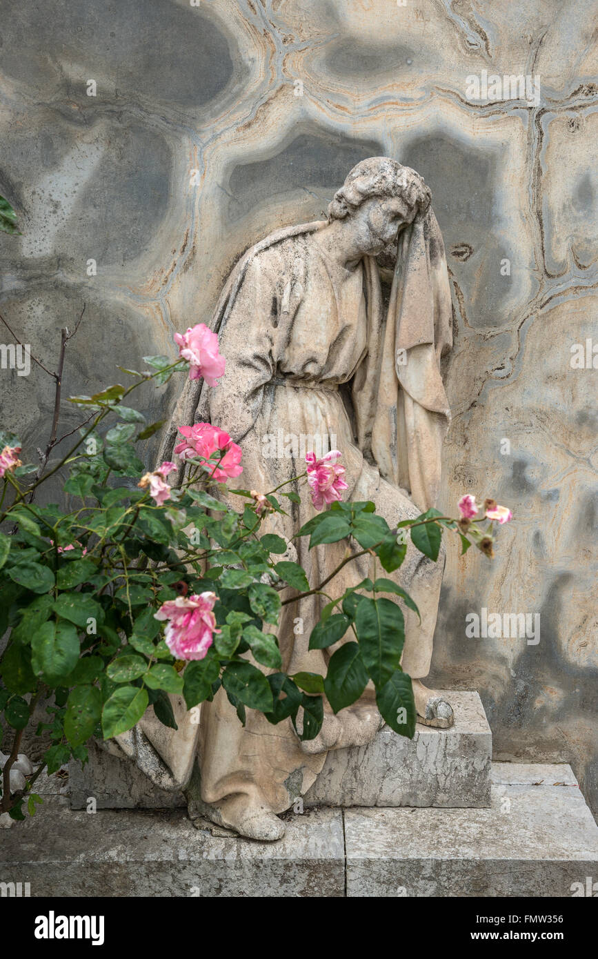 Grave sculpture at Poblenou Cemetery - Cementiri de l'Est (East ...