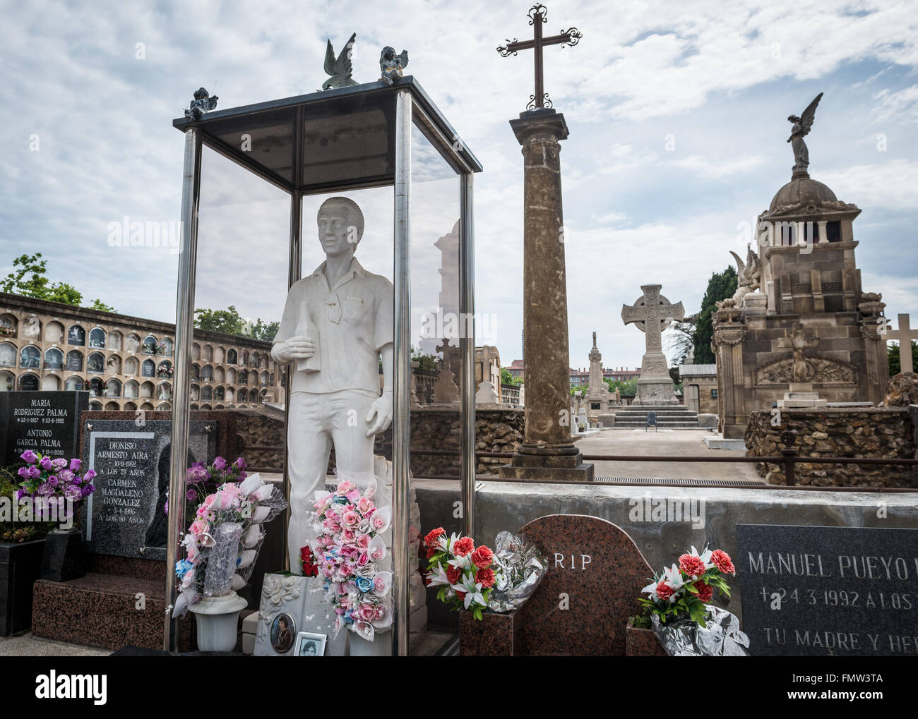 Grave sculpture at Poblenou Cemetery - Cementiri de l'Est (East ...