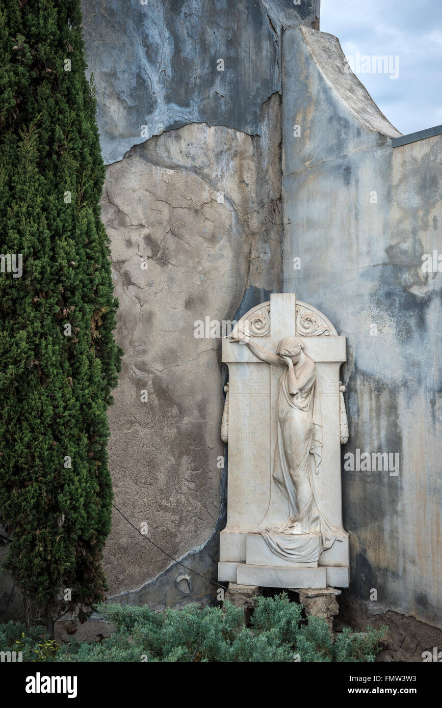 Grave sculpture at Poblenou Cemetery - Cementiri de l'Est (East ...