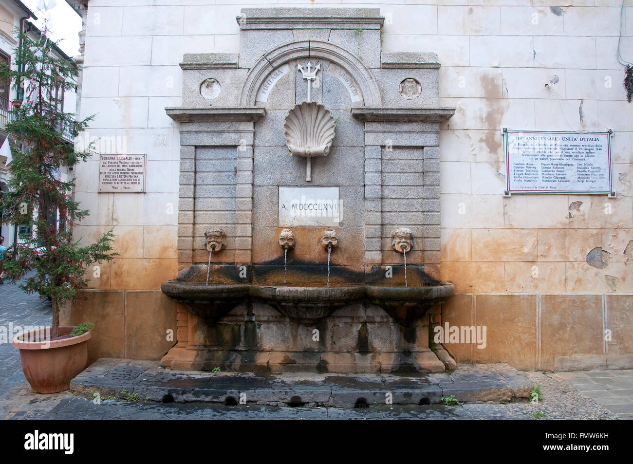 Fountain mediterranean style hi-res stock photography and images - Alamy