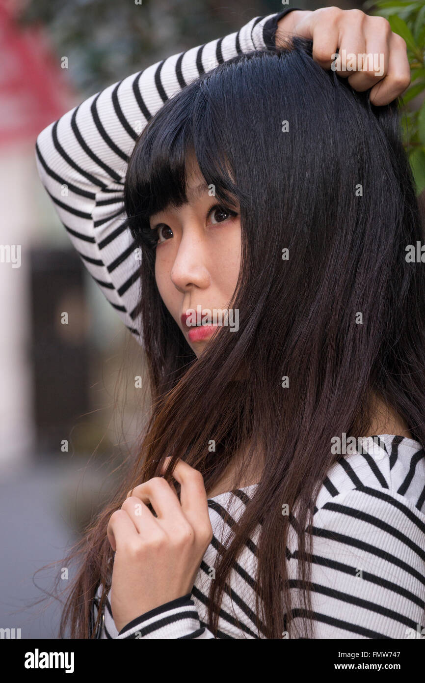 A young Japanese lady at Tokyo's premiere tourist attraction Sensoji ...