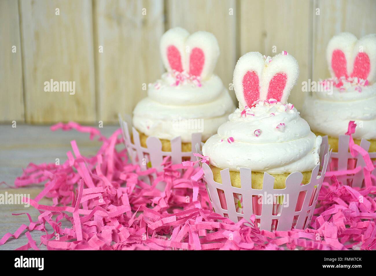 Pink easter bunny hi-res stock photography and images - Alamy