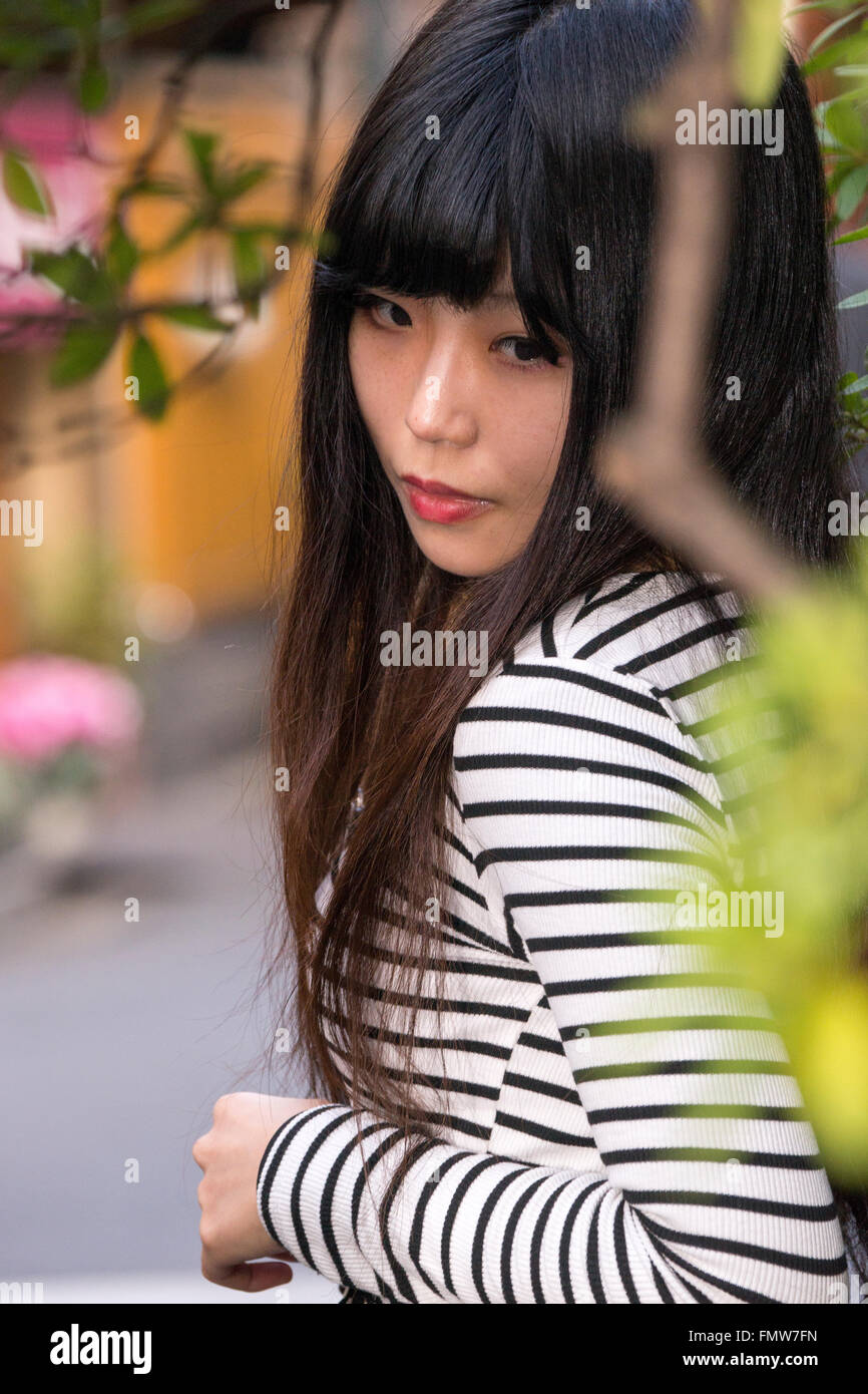A young Japanese lady at Tokyo's premiere tourist attraction Sensoji ...