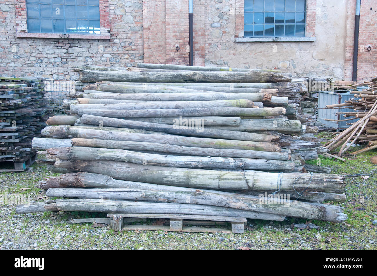 Plank piles hi-res stock photography and images - Alamy