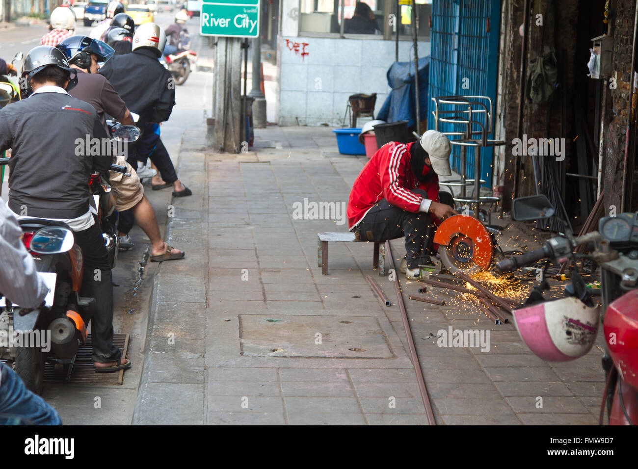 Thai street worker hi-res stock photography and images - Alamy