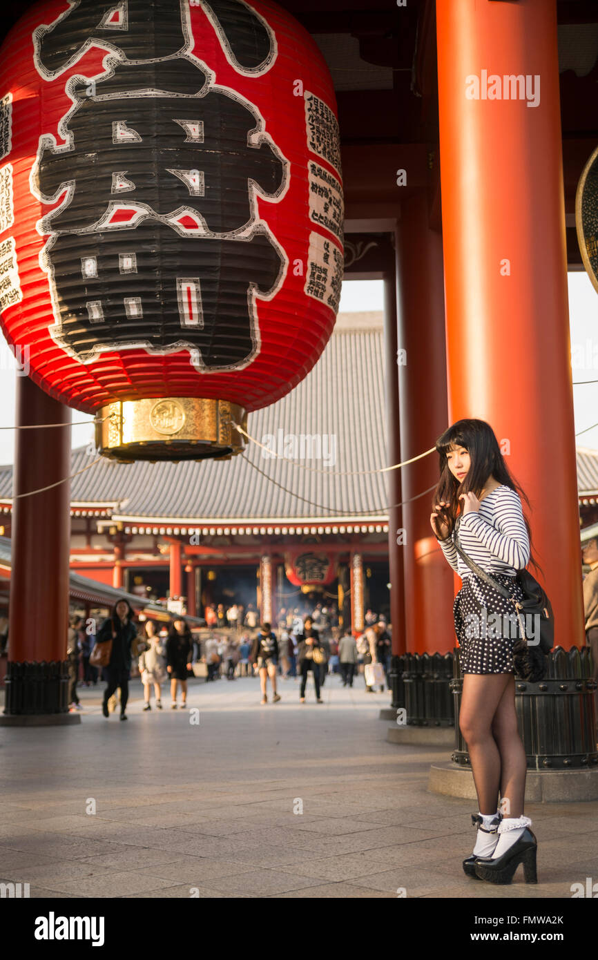 A young Japanese lady at Tokyo's premiere tourist attraction Sensoji ...