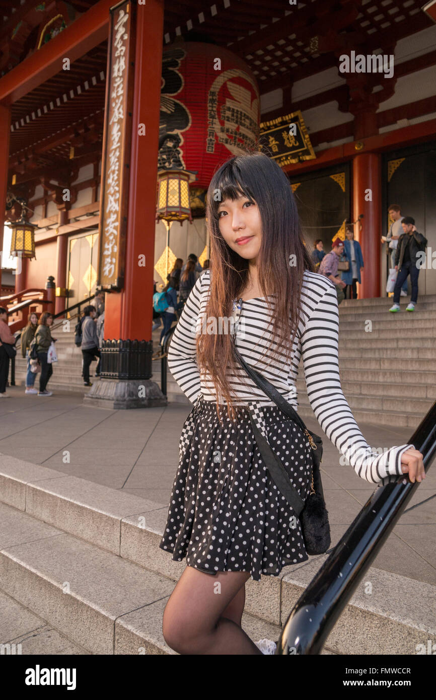 A young Japanese lady at Tokyo's premiere tourist attraction Sensoji ...