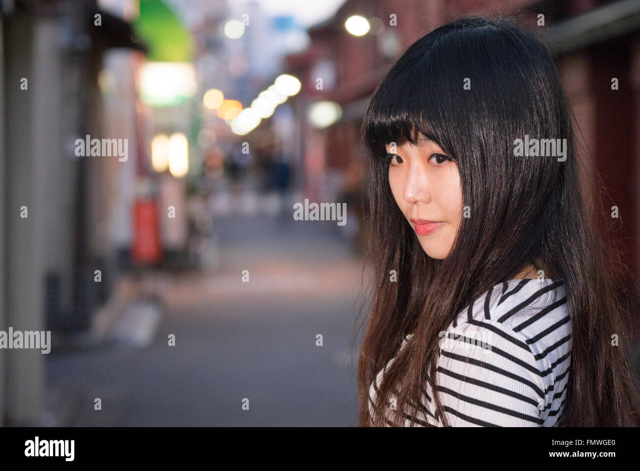 A young Japanese lady at Tokyo's premiere tourist attraction Sensoji ...