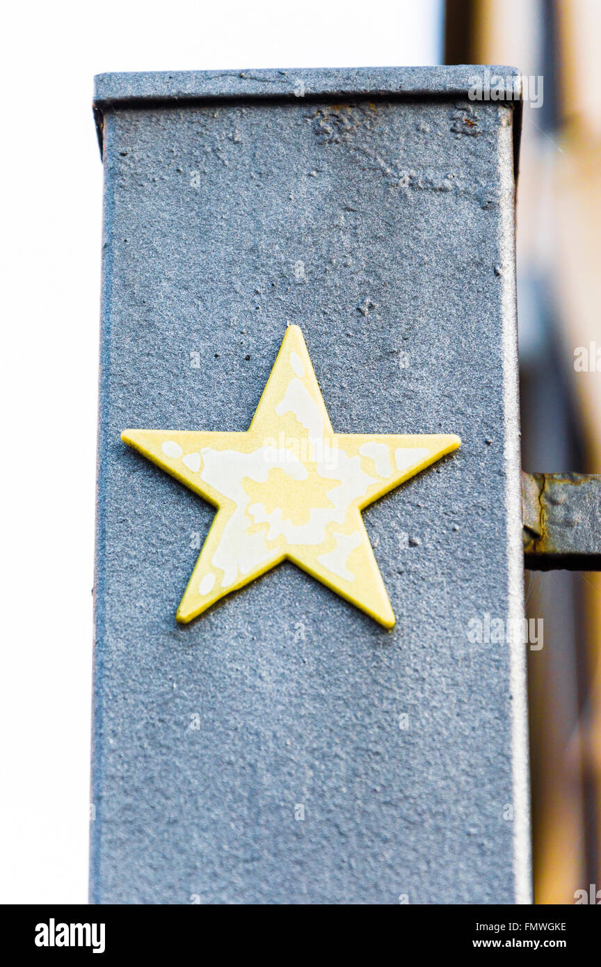 Five pointed gold stars hi-res stock photography and images - Alamy