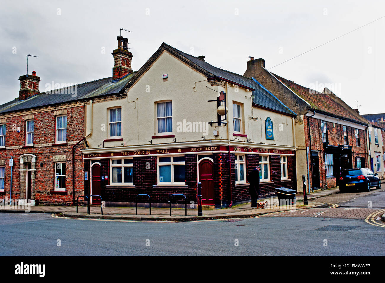 Golden ball pub hi-res stock photography and images - Alamy