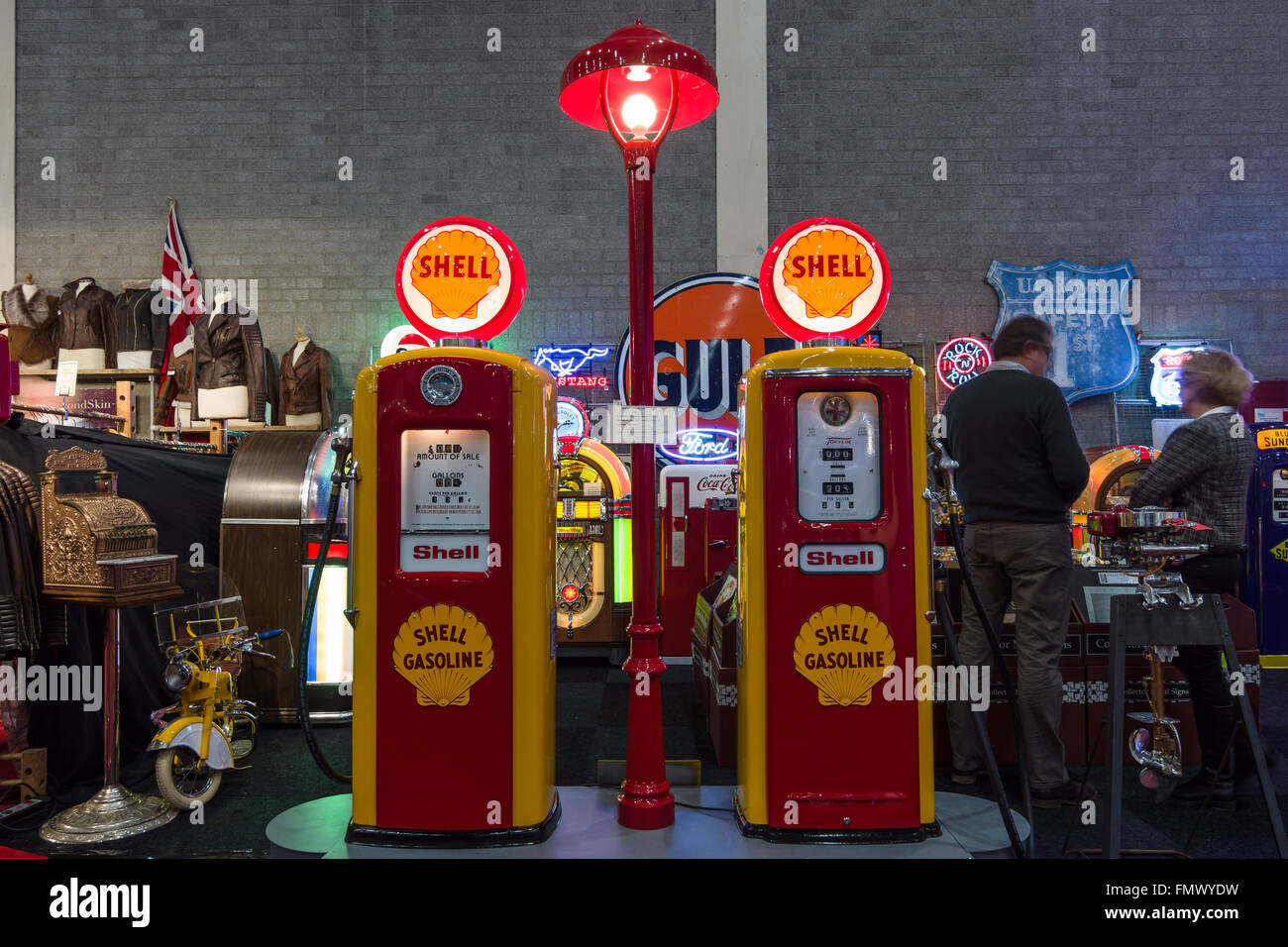 Gaspump station Shell: Tokheim 39, 1938 and Bennett 756, 1948 Stock ...