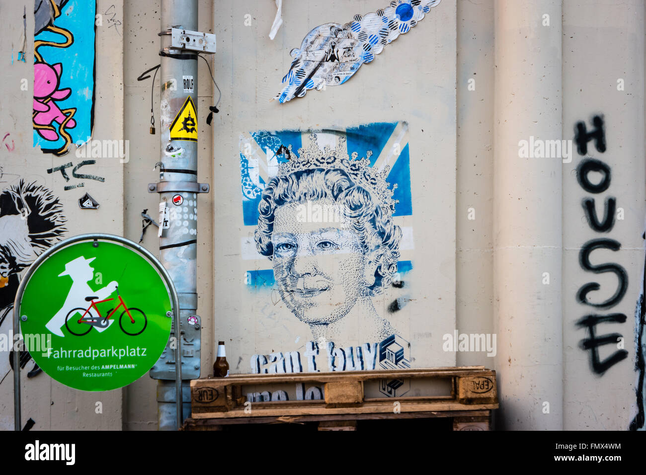 Graffiti on the wall. Portrait of Elizabeth II Stock Photo - Alamy