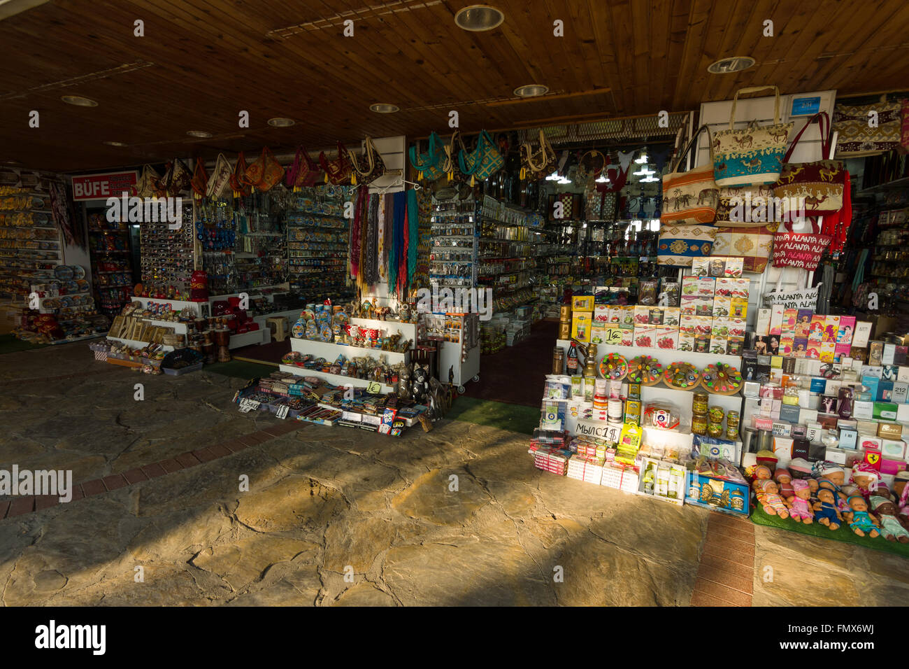 Market rows with traditional Turkish spices, souvenirs and sweets Stock ...