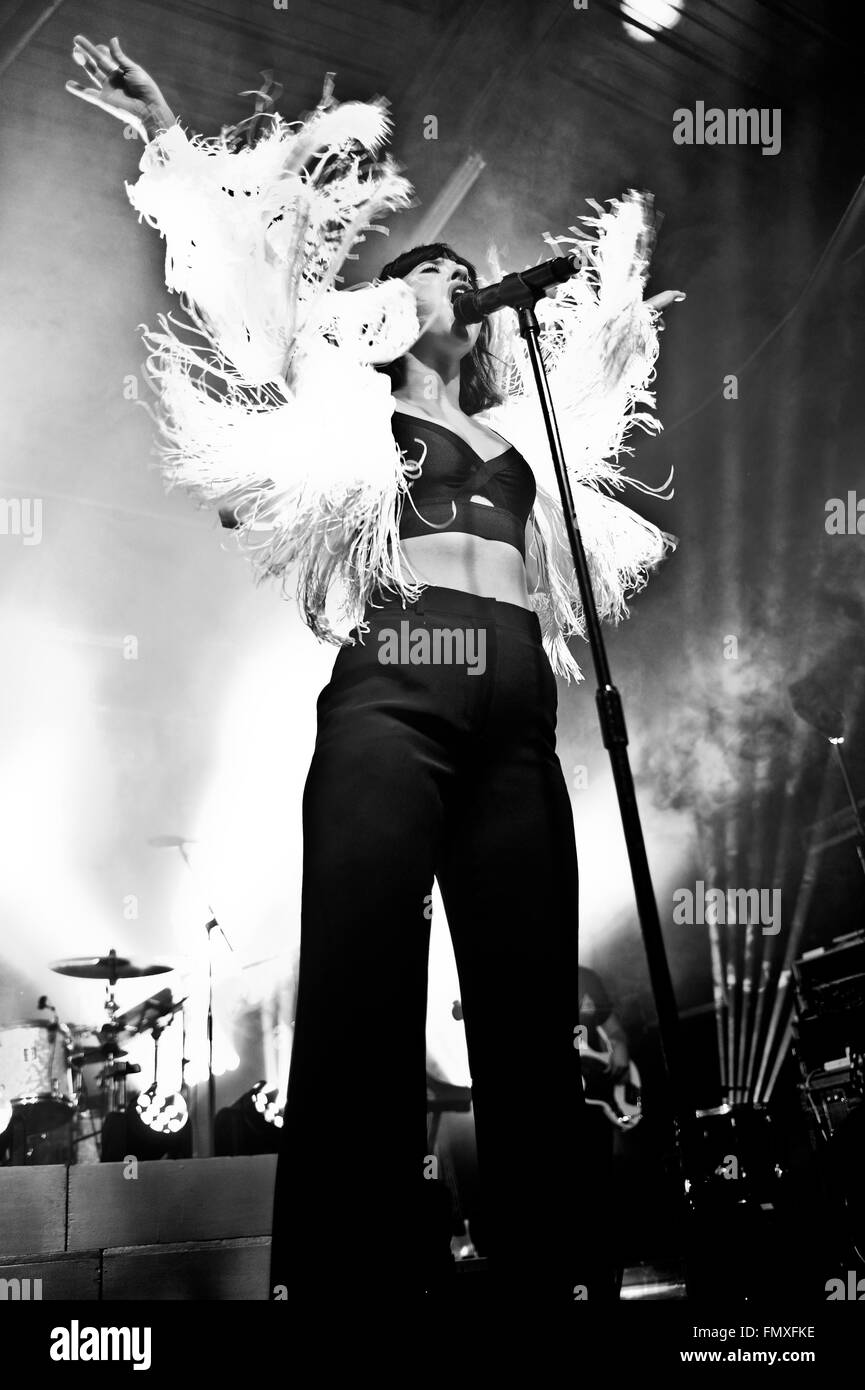 Foxes Performing at the Plug Sheffield Stock Photo - Alamy