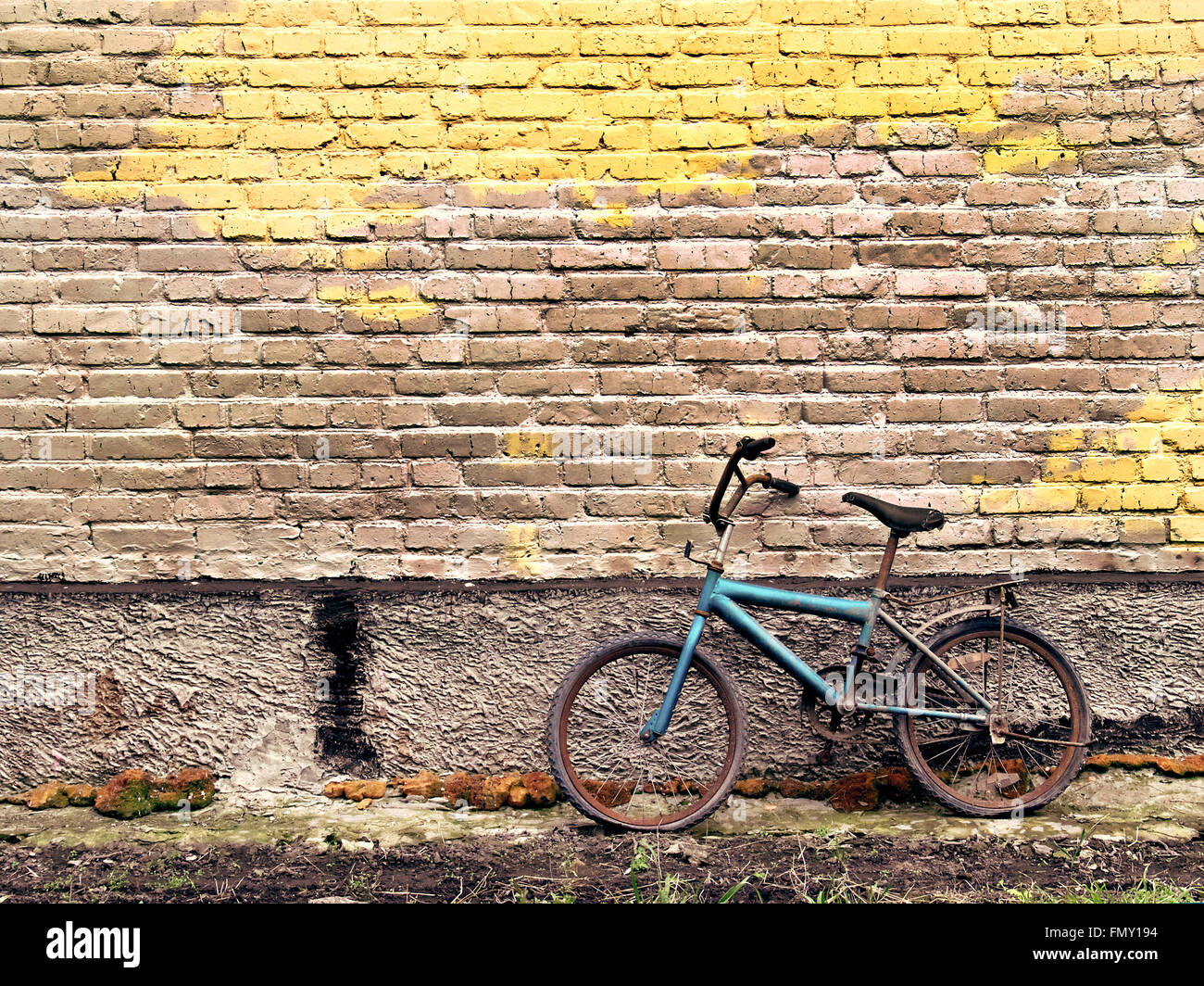 Old rusty vintage bicycle leaning against a brick wall Stock Photo - Alamy