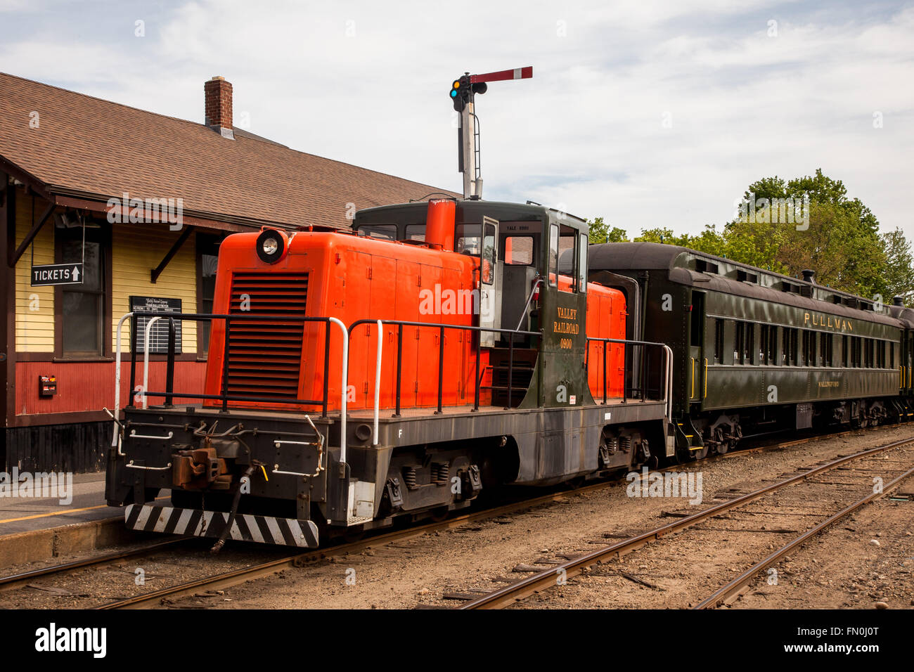 Connecticut Valley Railroad orange diesel Train Locomotive in Essex ...