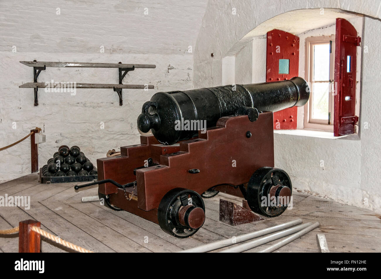 64 pounder cannon hi-res stock photography and images - Alamy