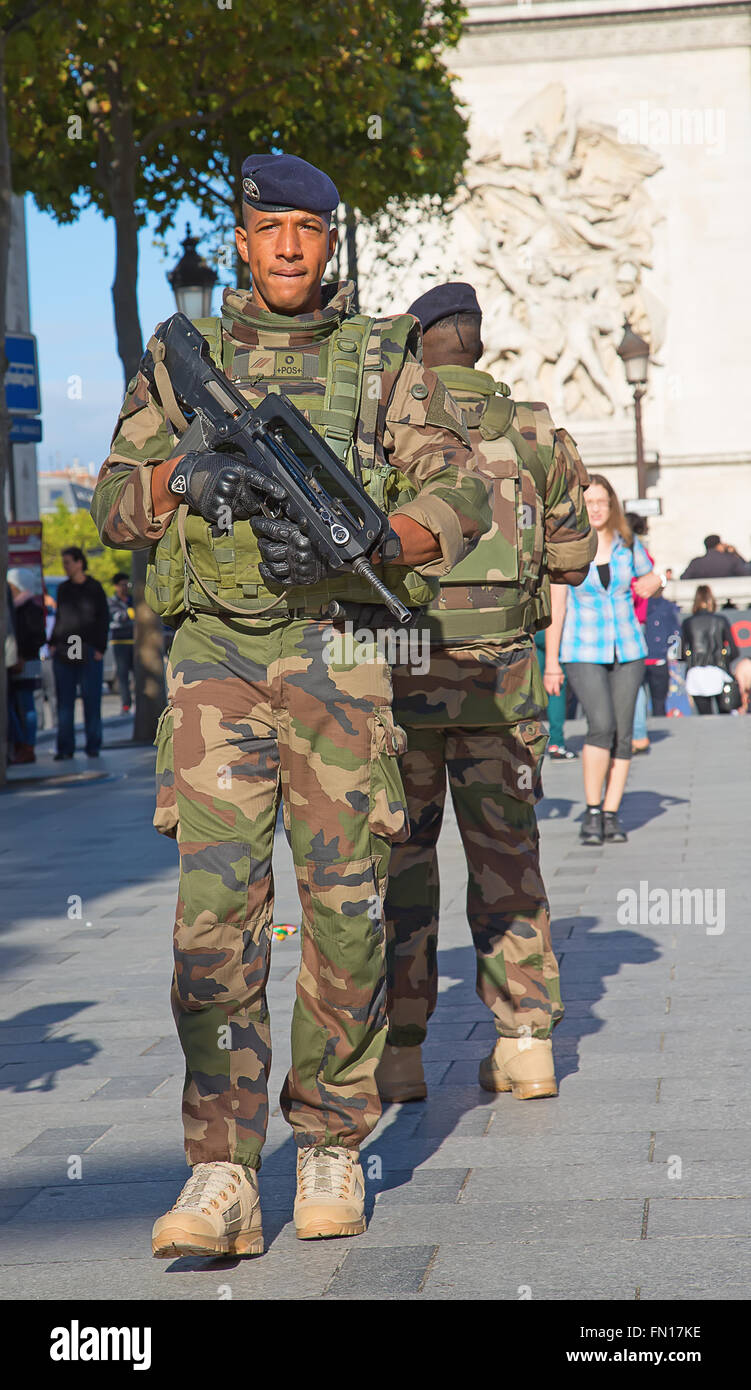 PARIS, FRANCE-SEPTEMER.20,2015: French soldier in uniform near Arc de ...