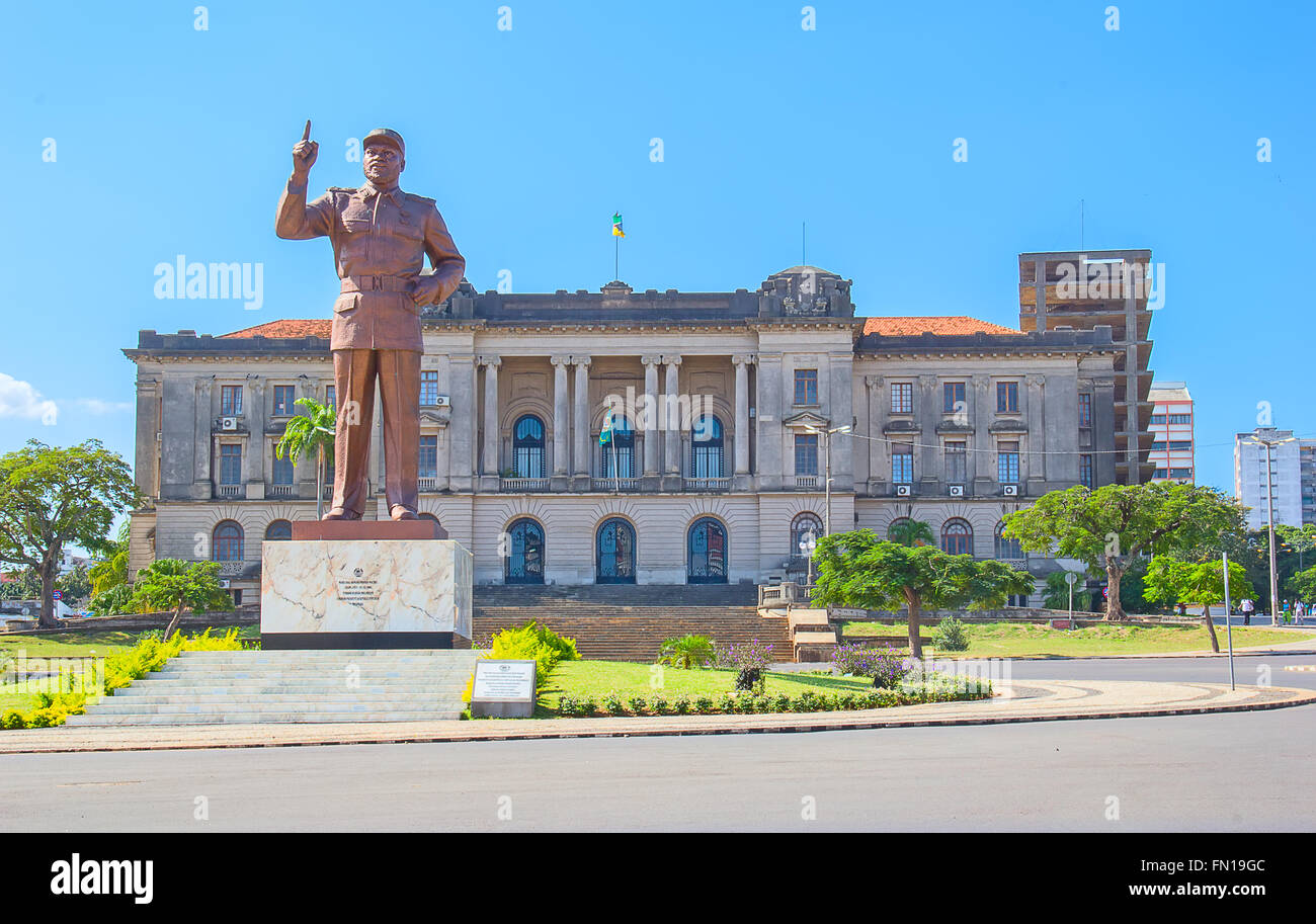 Eiffel tower statue mask hi-res stock photography and images - Alamy