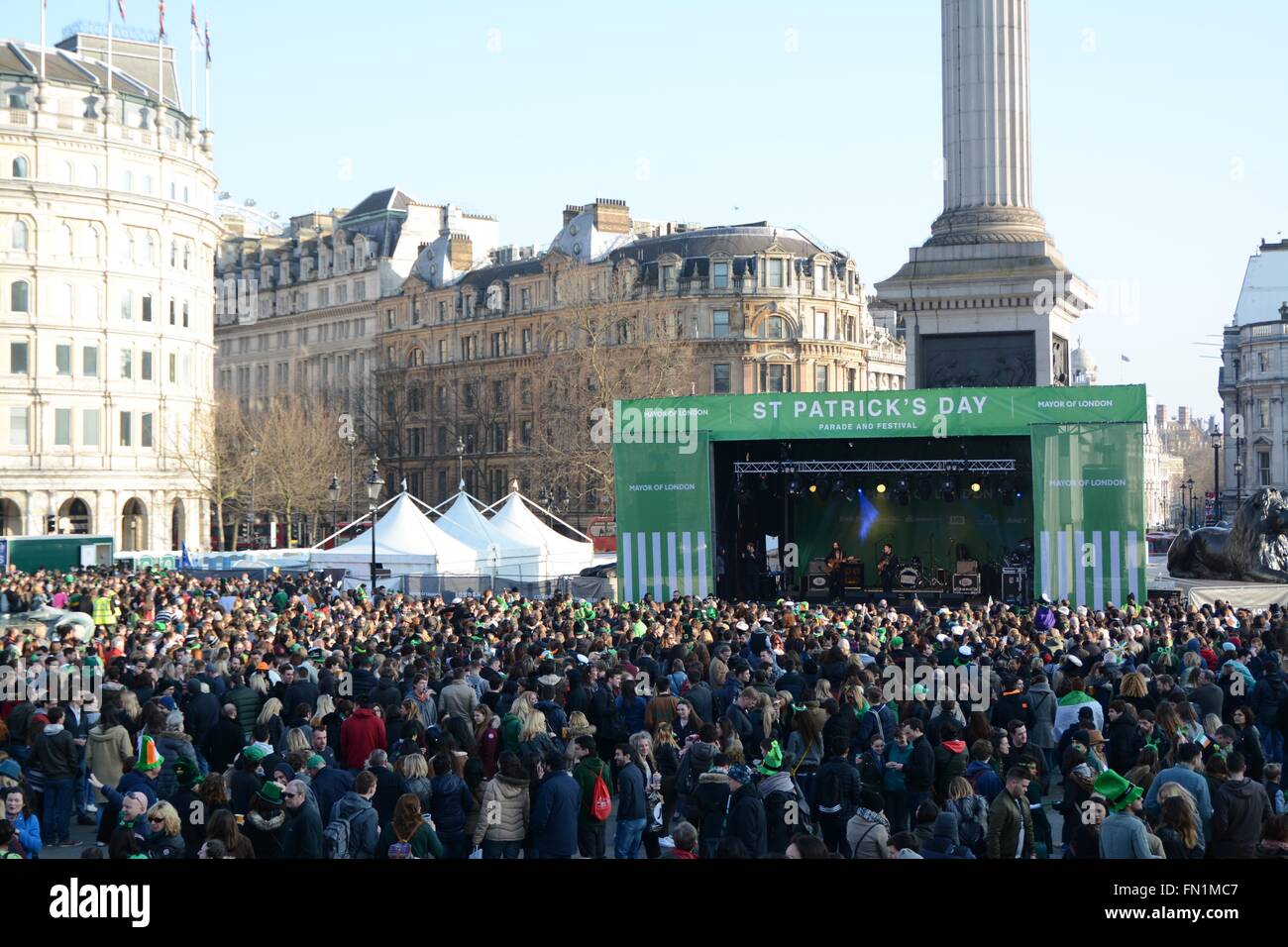 Party crowd facing hi-res stock photography and images - Alamy
