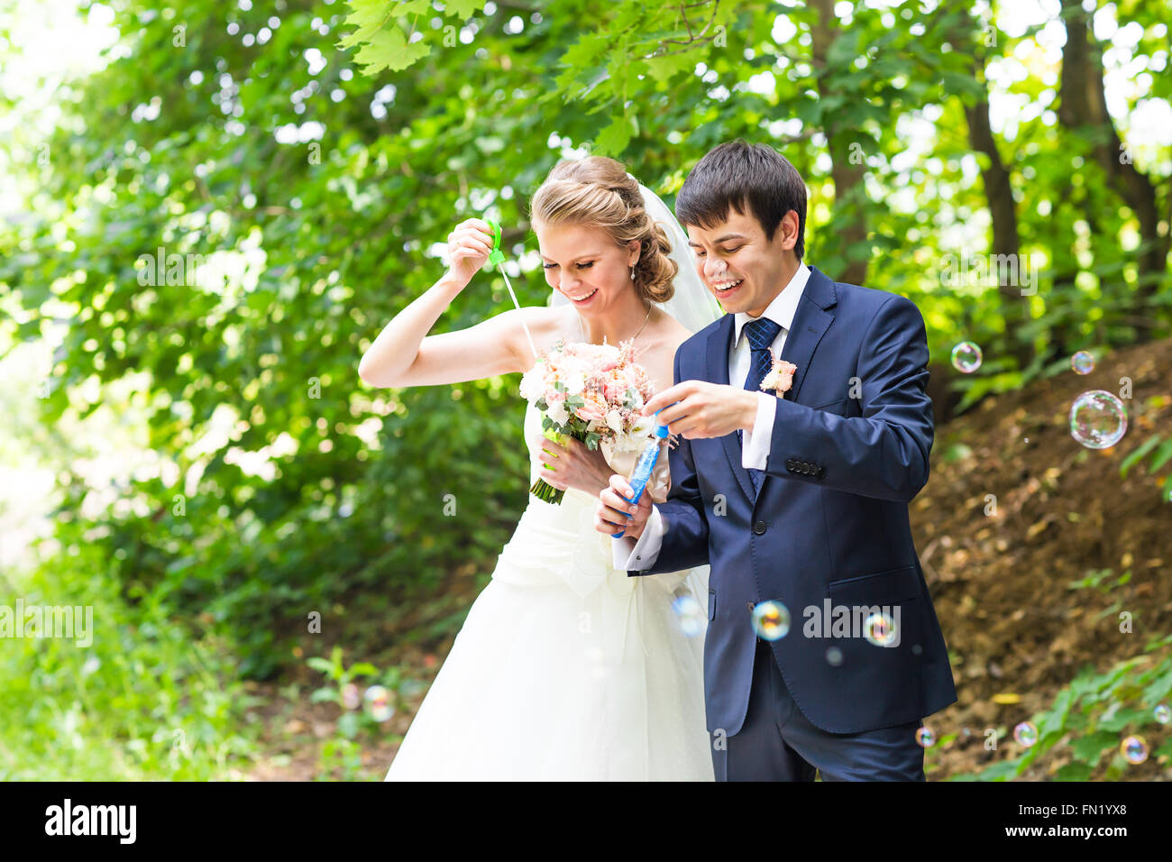 When do you blow bubbles at a wedding | Beachweddingtips.com