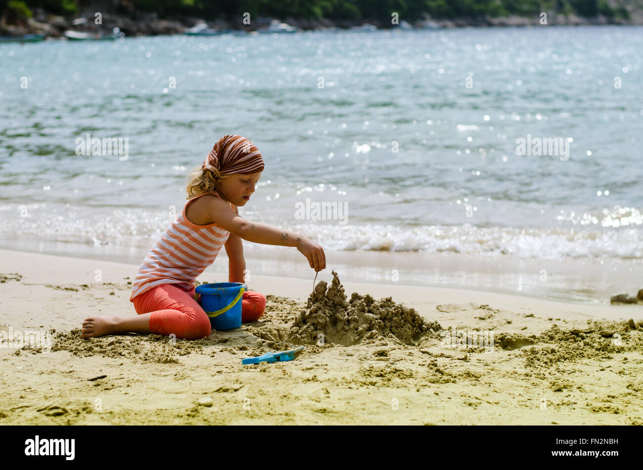 Building sand castle hi-res stock photography and images - Alamy