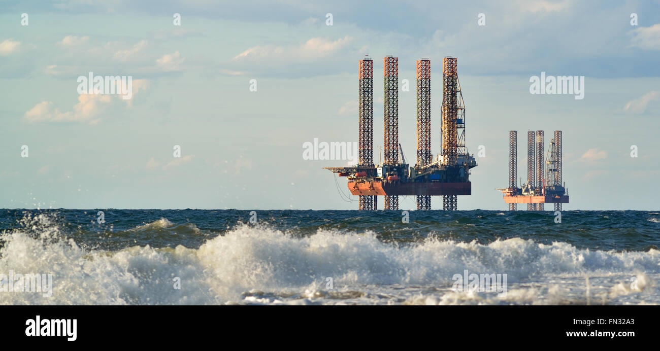 Offshore oil and gas platforms hi-res stock photography and images - Alamy