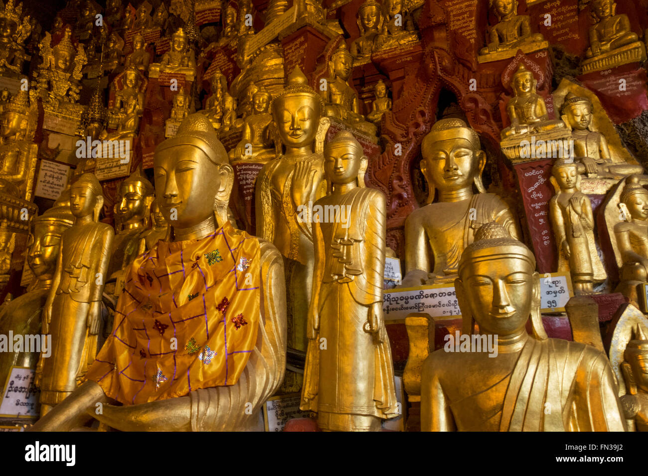 Myanmar buddhist monks and nuns hi-res stock photography and images - Alamy