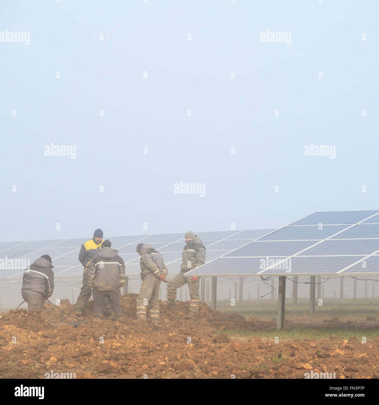 Installing solar farm england hi-res stock photography and images - Alamy