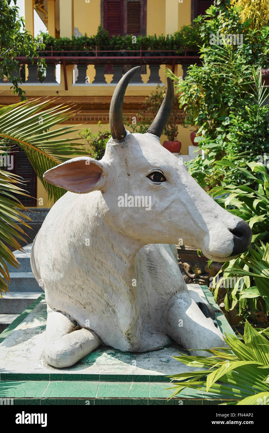 Cow Statue in Phnom Penh - Cambodia Stock Photo - Alamy