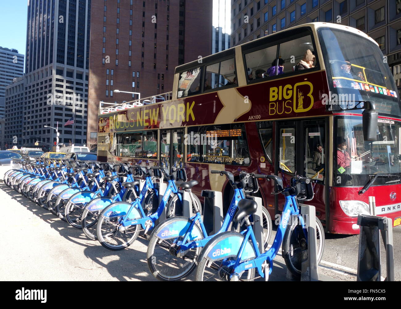 Big bus new york hi-res stock photography and images - Alamy